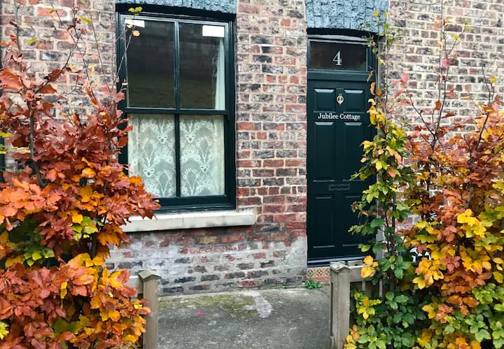 ♚ Sleep Soundly Like A Victorian In 1887! ♛ - York