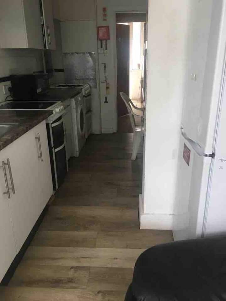 Bright, Single, Unit 2/b In A Hmo - Uxbridge, UK