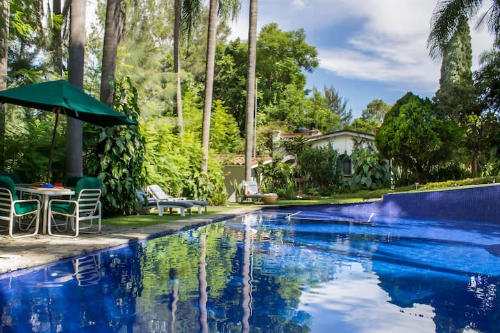 Calm, Lush Views With Pool - クエルナバカ