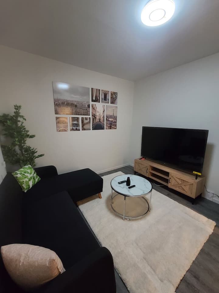 Cozy Home, Quiet Area, 2 Beds 4 Guests - Winnipeg