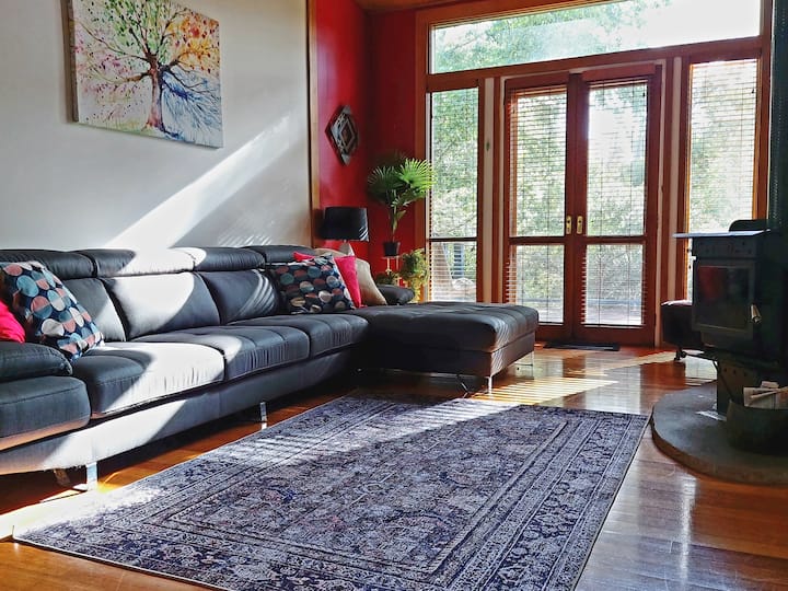 Serenity-2 Living Areas-decks-fireplace-netflix - Daylesford