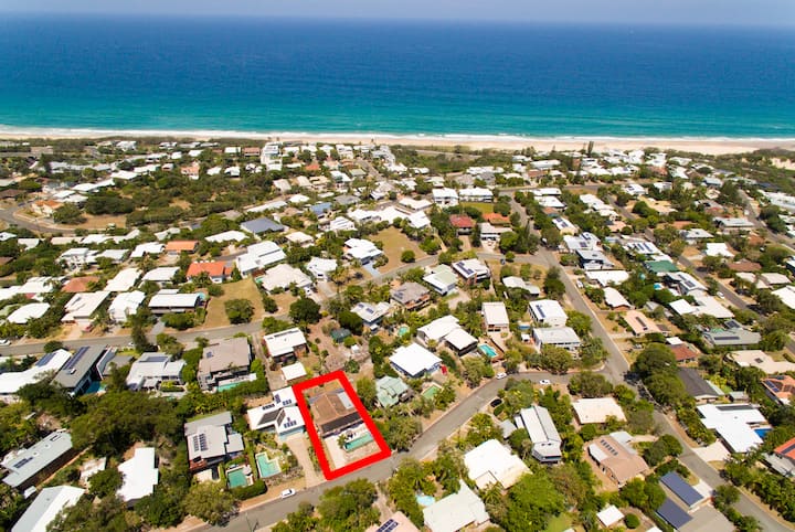 Clint's Beach Cottage - Pet Friendly Home - 8 Mins Walk To Kilometers Of Beach - Noosa Heads