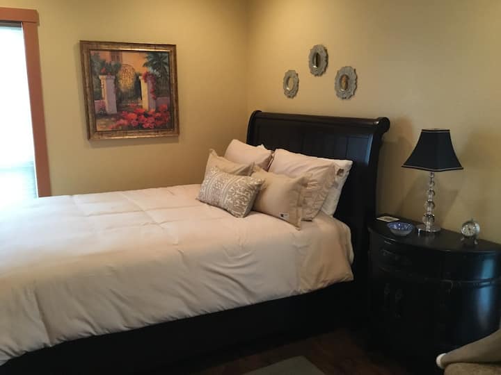 Texas Tuscan - 2 Rooms, 2 Queen Beds, (1.5) Baths - Waco, TX