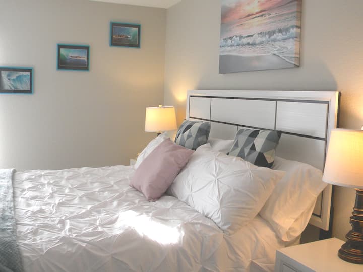 Business Trip King Bed Hd Rokutv Relaxing Balcony - Costa Mesa, CA