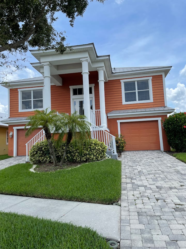 Spacious Living Near The Beach - Apollo Beach, FL