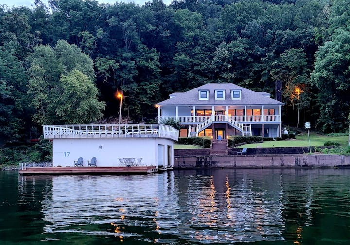 Spacious Lake Home On Water With Huge Porch & Dock - New Hope, AL