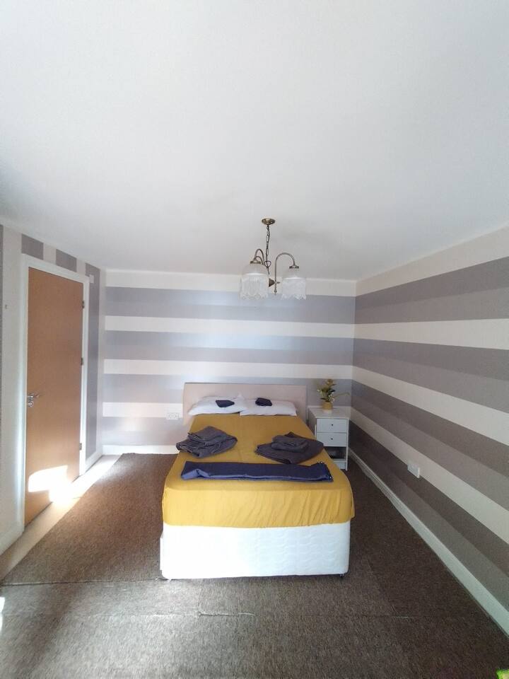 Room Near Gatwick Airport With Private Showrer - Crawley