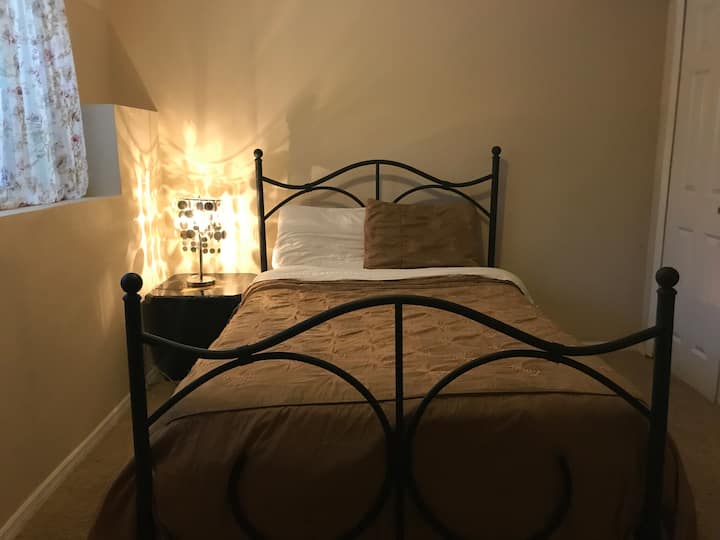 Happy Cozy Lower Level Bedroom With All Amenities - Apple Valley, MN