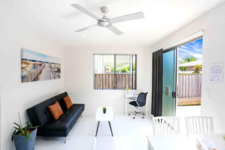 Poolside Sunshine Coast Serenity In Prime Location - Maroochydore