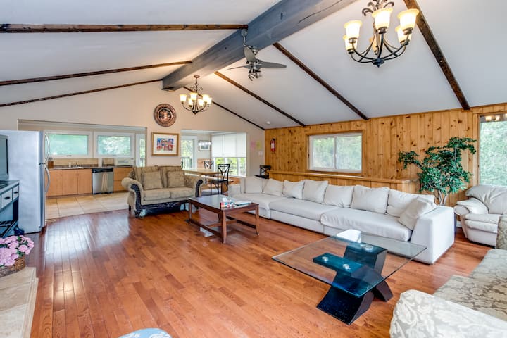 7 Bedroom Chalet W Private Outdoor Pool - Collingwood