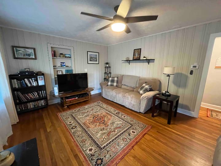 Renovated, Cozy Marietta Cottage - Marietta, GA