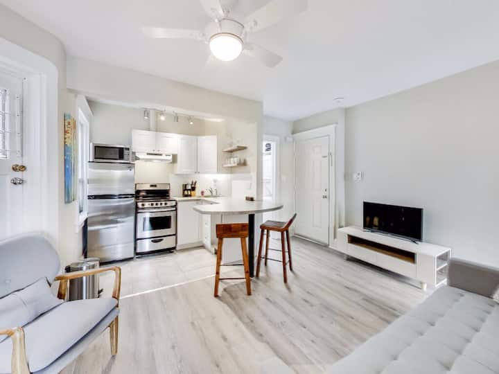 Toronto Danforth Woodbine Subway 3 Br, 2 Bath Apt - Toronto