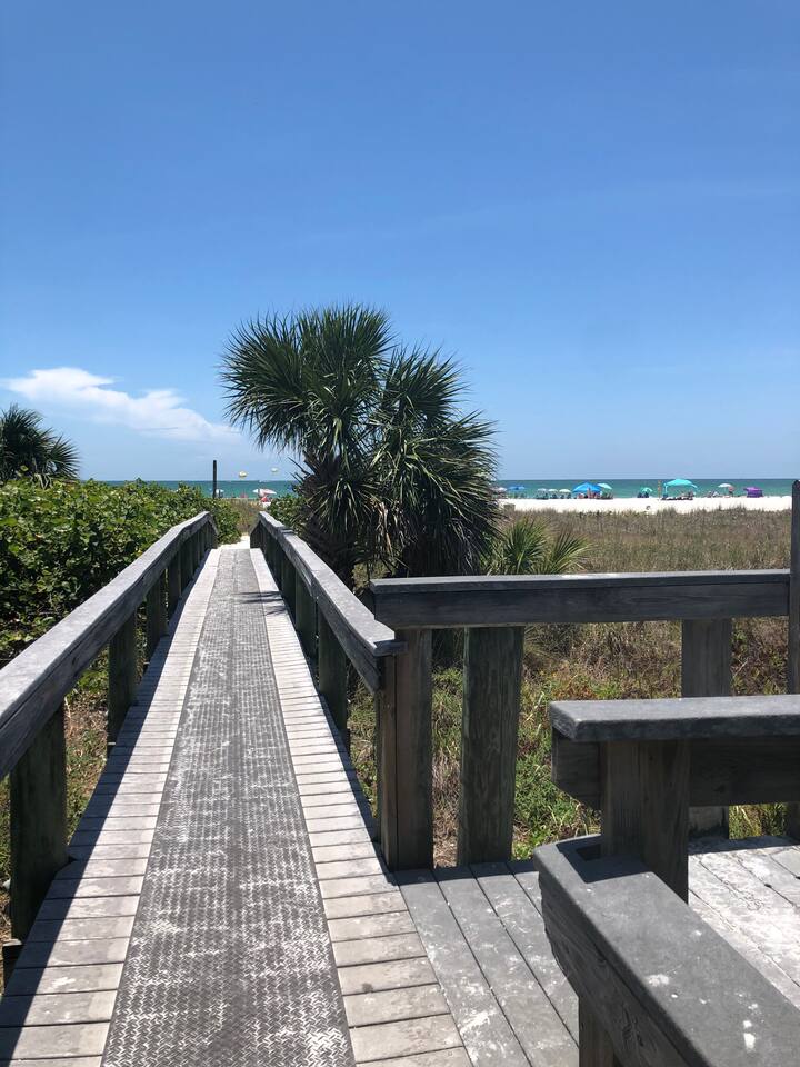 2 Min To The Beach, 3 To Great Food, Sunsets Free - St. Pete Beach, FL