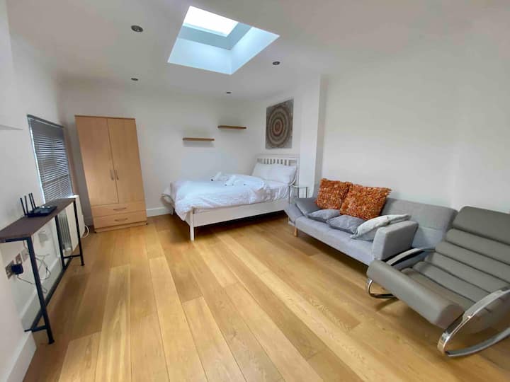 Modern Studio Apartment Near Hendon Central - London, UK