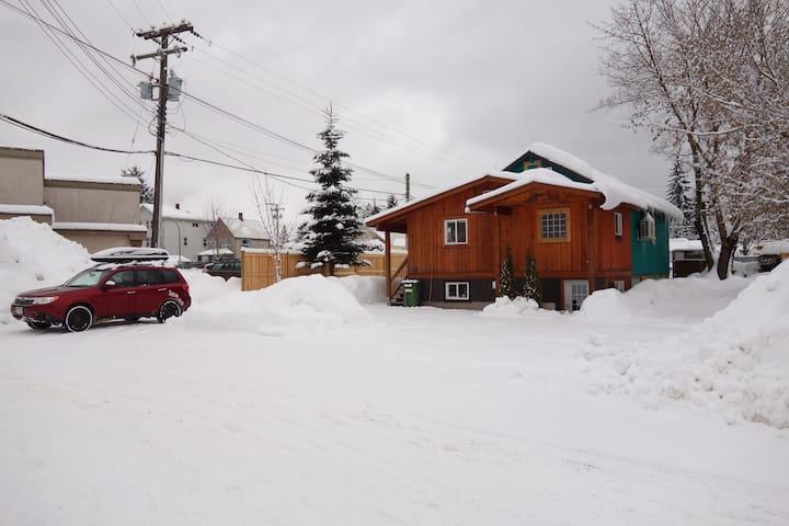 The Garric- Downtown 2 Bdrm With Gear Drying Room - Revelstoke