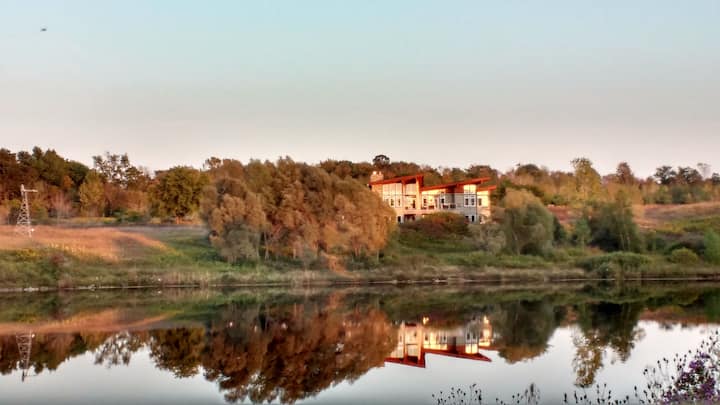 Castle's  Corner
 Modern Suite On Private Lake - Clarington
