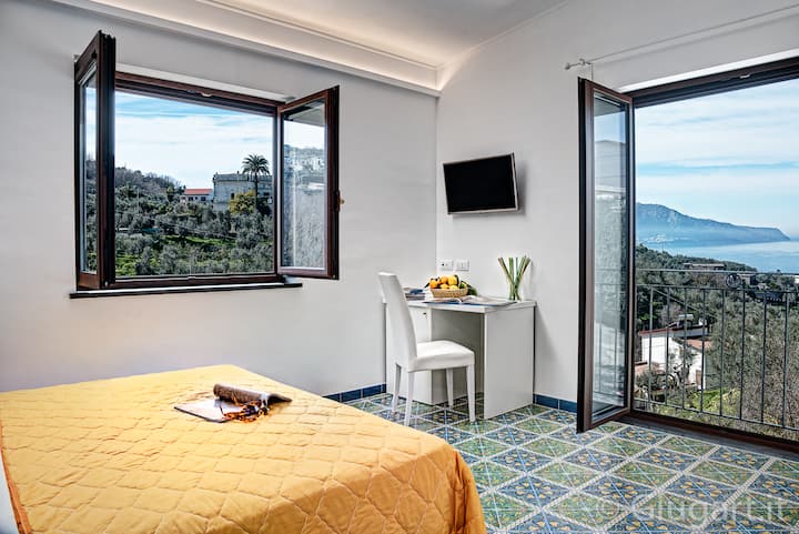 Room Overlooking The Sea And The Island Of Capri - Massa Lubrense