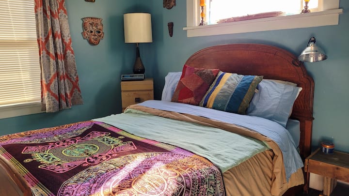 The Studio With Queen Bed - Rockford, IL