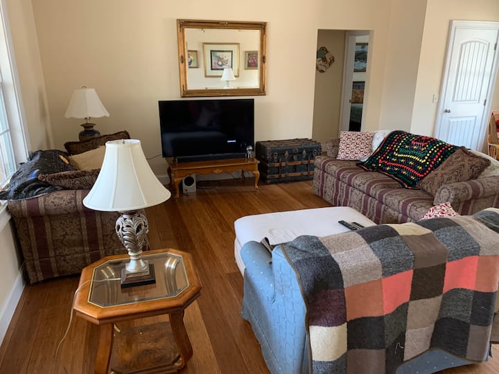 Back Queen Bed In Auburn - Auburn, AL