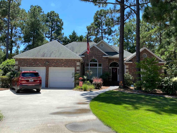 8-10 Minute Walk To The Club House - Pinehurst