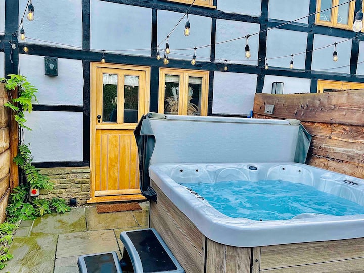 Deluxe Hot Tub & Log Burner - Apple Tree Cottage - Worcestershire