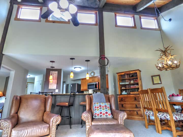 Top Floor Mountain Village + Hot Tub Wifi - Steamboat Springs