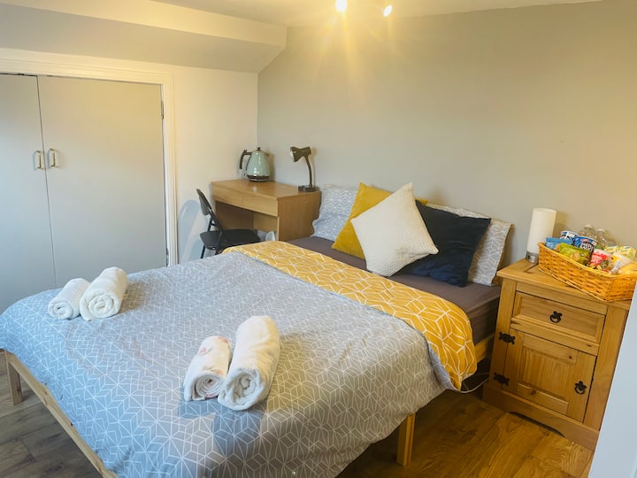 Private Loft Room – Great Location & Value - Edinburgh