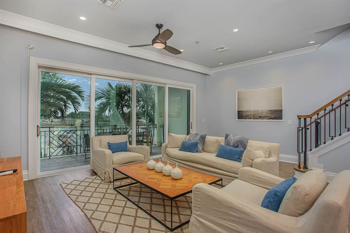 Stunning 4 Bedroom Waterfront Property With Dock - Clearwater, FL