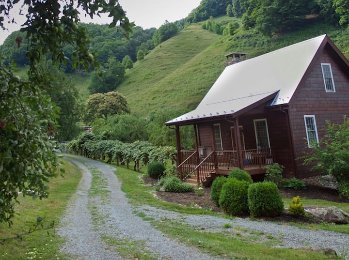 Orchard Cottage At Old Orchard Creek Farm - Lansing, NC