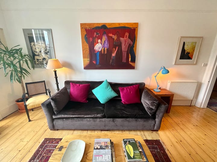Artist Curated Apartment On Leith Walk - 