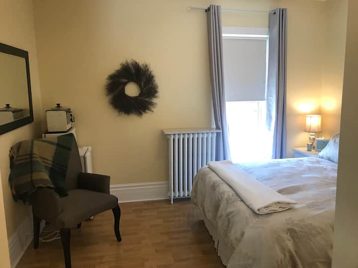 Garden Room Suite W Pvt Porch Entrance (2nd Floor) - Stratford