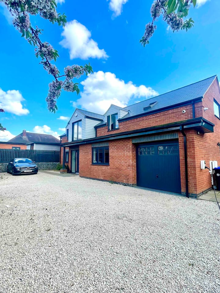 Private, 4 Bed, Detached House - Northampton, UK