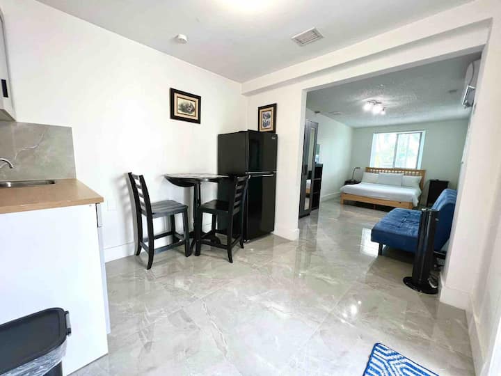 Completely New  In Coral Gables. Free Parking - Coral Gables, FL