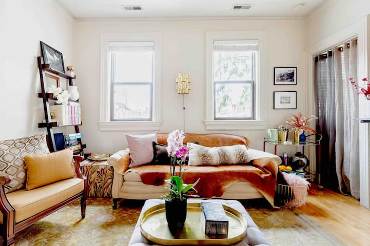 The Noble Farmhouse, W/ Garden In West Town - Chicago, IL