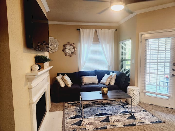 Upscaled Lux Comfort Patio Pool
Restaurants - Arlington, TX