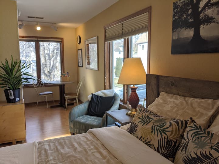 Cozy Brewer's Hill Coach House - Milwaukee, WI