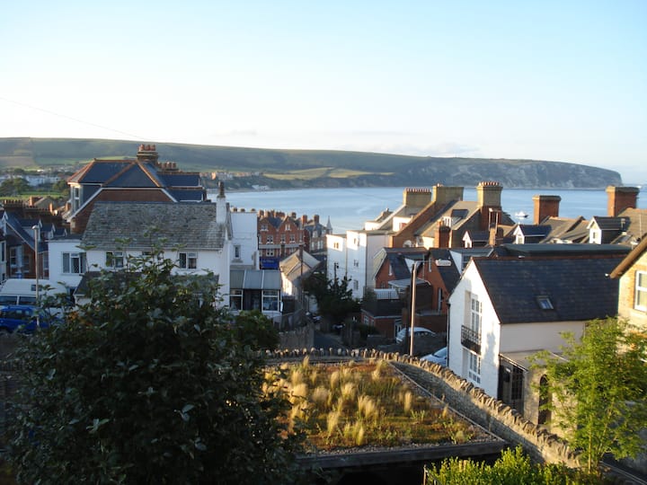 Modernised Victorian Apartment With Parking - Swanage