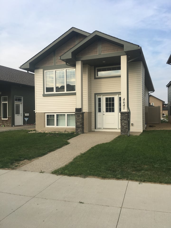 New Regina Home Close To Airport And University - Regina
