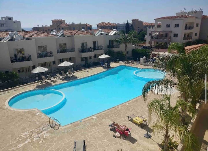 Swimming Pool View Renovated Apartment - Paphos