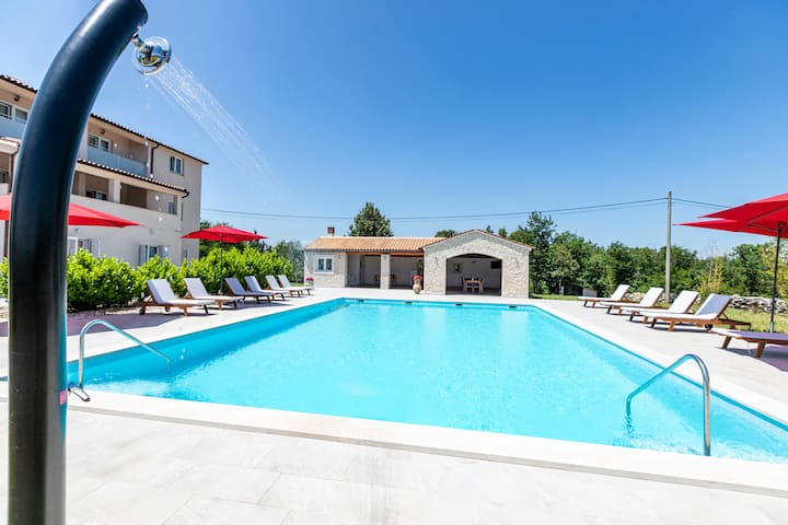 Apartment On The Big Pool - Rakalj