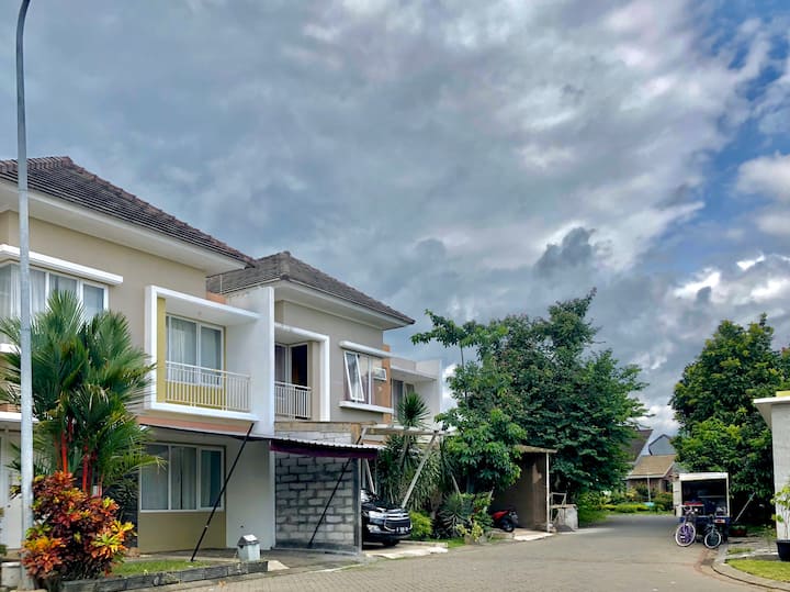 Gerbera 4br Villa Springhill Garden Malang - Malang