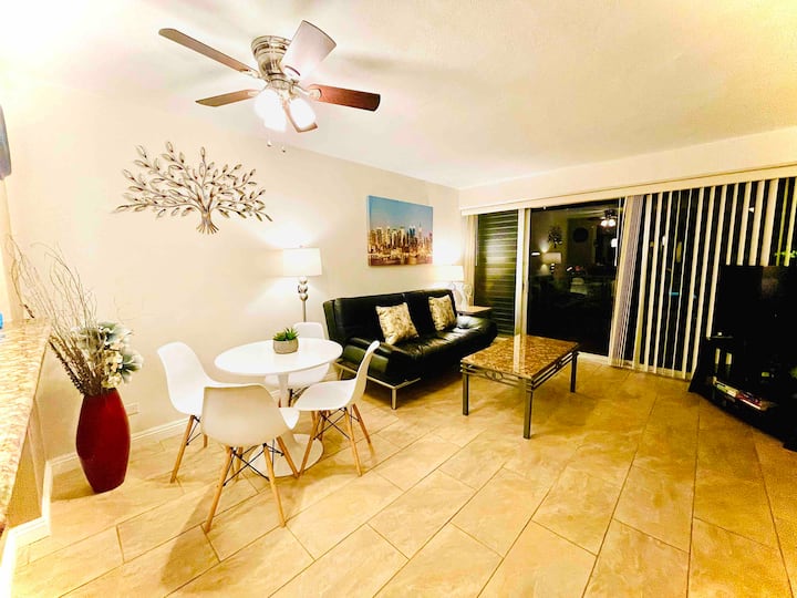 Free Parking! Convenient Location Waikiki Condo. - Honolulu, HI