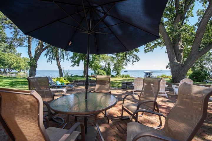 5 Bedroom In Oshkosh On The Water With Indoor Pool - Oshkosh, WI