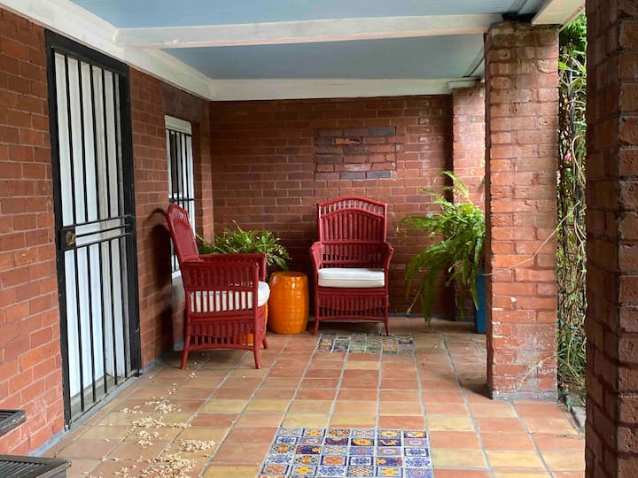 Charming Garden On Waldburg - Savannah, GA