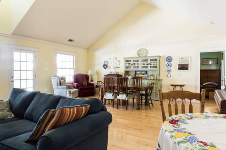 The Big Yellow House - Private Suite - Modesto, CA
