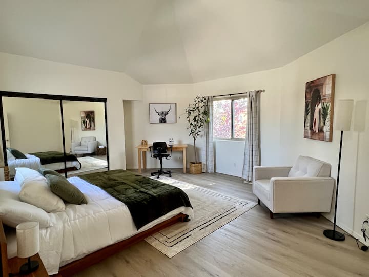 Spacious Sunny Commuter's Haven - San Carlos, CA