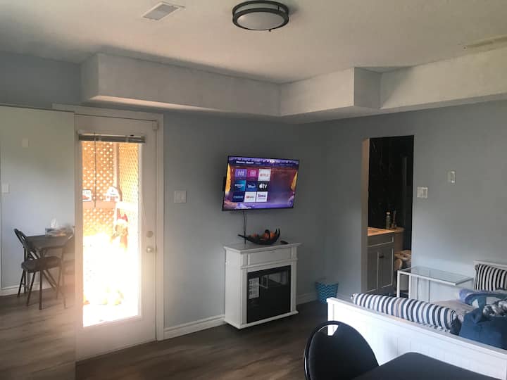 Bachelor: Private Entrance Kitchen And Washroom - Waterloo, ON, Canada