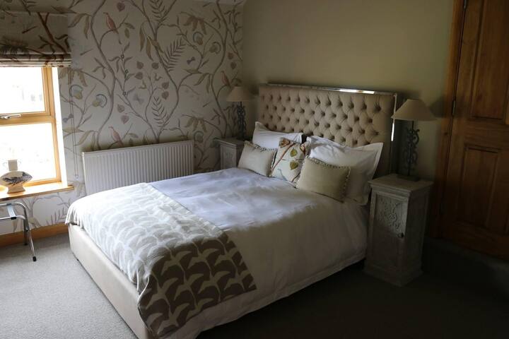 Large Deluxe Room At The Queens At Horton - Telford