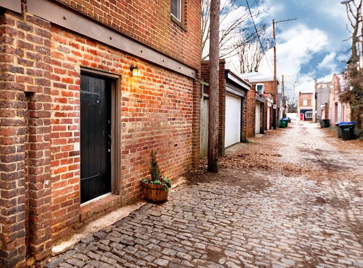 Charming Carriage House In Richmond's Fan District - Richmond, VA
