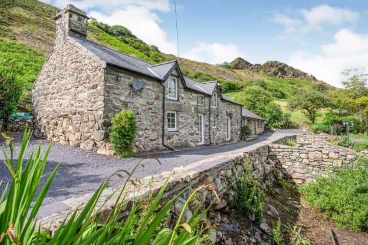 A Luxurious Snowdonia Retreat - Sleeps Upto 10 - North Wales